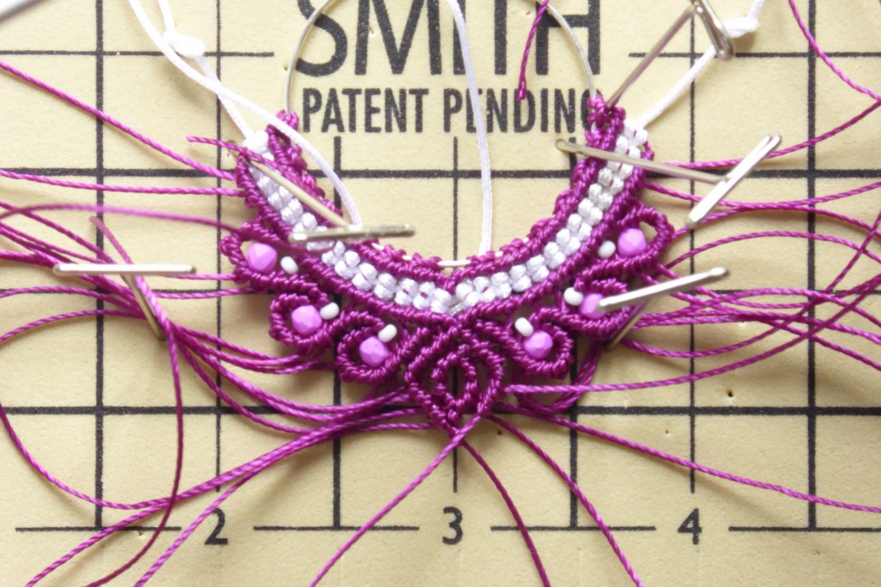 DYI créoles en micro macramé avec insertion cristal